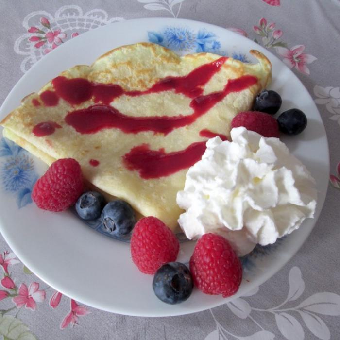 Les crêpes à la rose fruits rouges et chantilly : une recette facile
