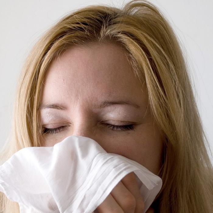 Toux, nez qui coule : est-ce le Covid ou une allergie